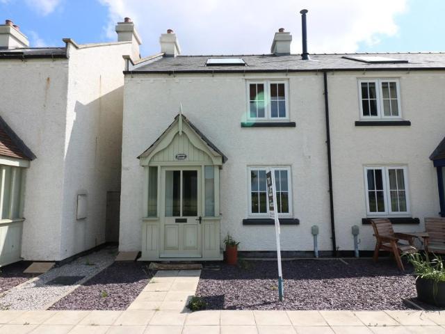 3 bedroom end of terrace house to rent