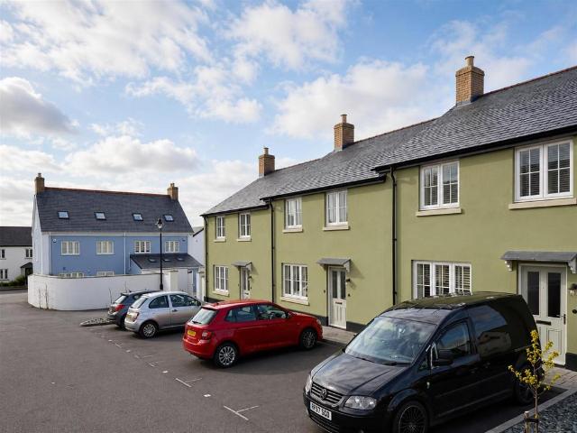 3 bedroom end of terrace house to rent