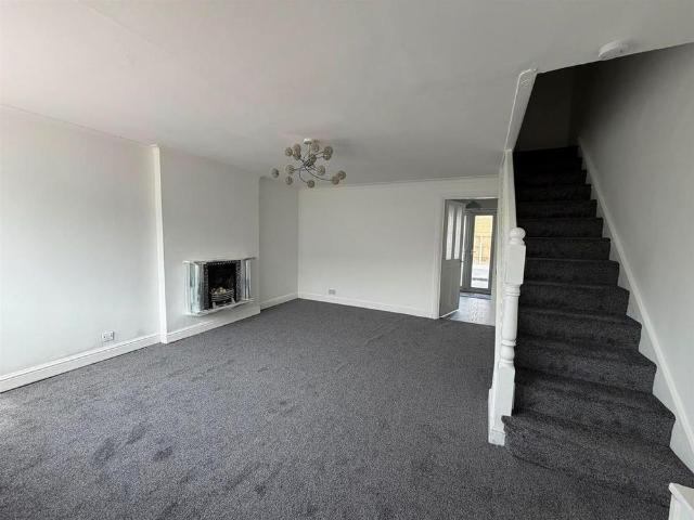 3 bedroom end of terrace house to rent