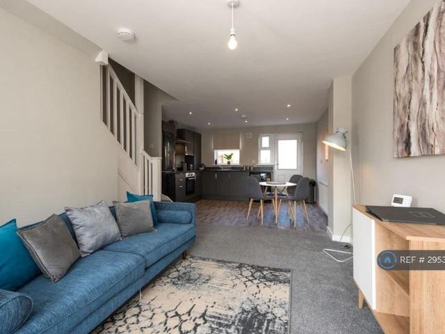 3 bedroom end of terrace house to rent