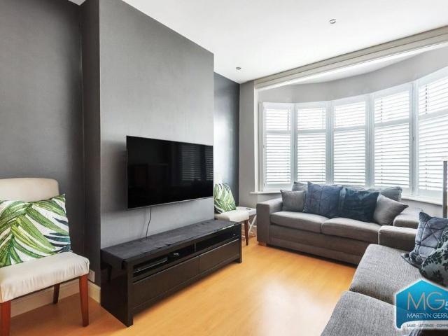 3 bedroom end of terrace house to rent