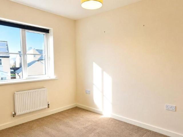 3 bedroom end of terrace house to rent