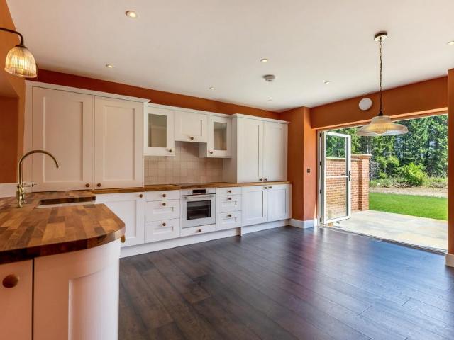 3 bedroom end of terrace house to rent