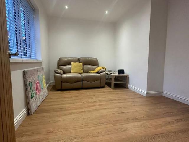 3 bedroom end of terrace house to rent