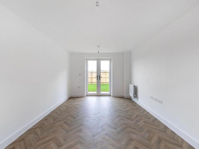3 bedroom end of terrace house to rent