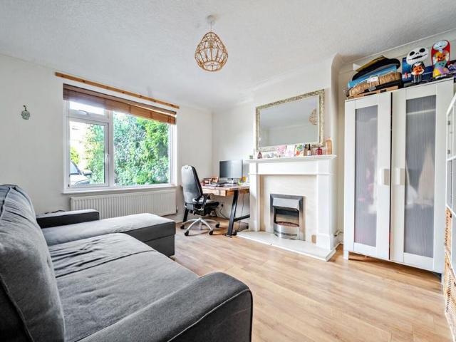 3 bedroom end of terrace house to rent