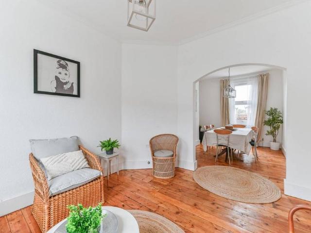 3 bedroom end of terrace house to rent