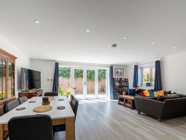 3 bedroom end of terrace house to rent