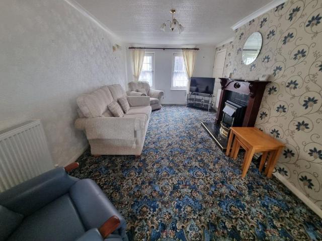 3 bedroom end of terrace house to rent