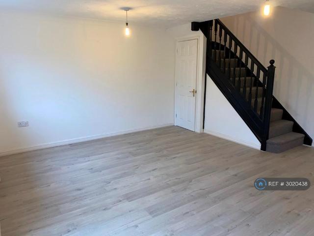 3 bedroom end of terrace house to rent