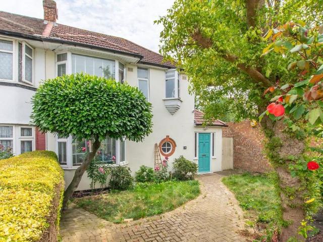 3 bedroom end of terrace house to rent