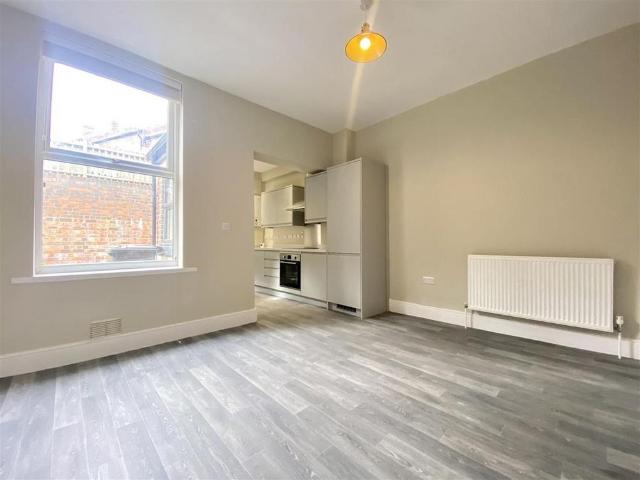 3 bedroom end of terrace house to rent