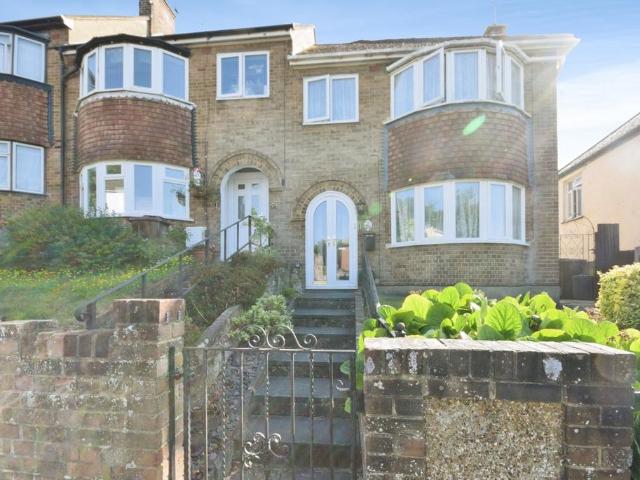 3 bedroom end of terrace house to rent