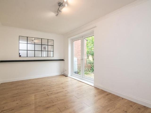 3 bedroom end of terrace house to rent