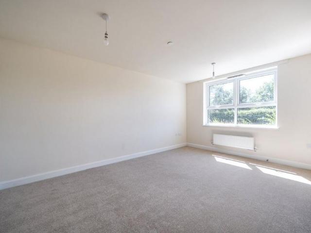 3 bedroom end of terrace house to rent