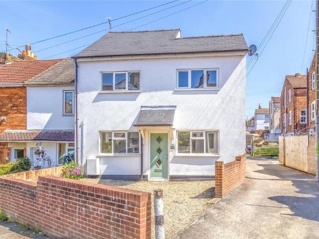 3 bedroom end of terrace house to rent