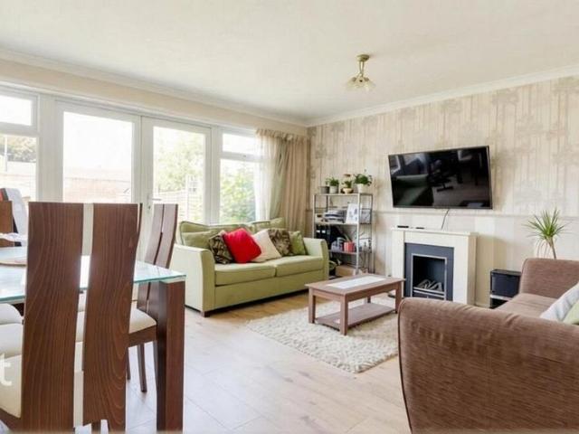 3 bedroom end of terrace house to rent