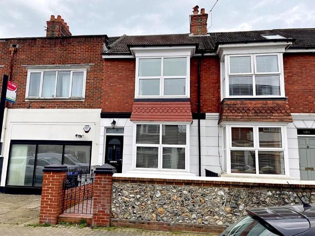 3 bedroom end of terrace house to rent