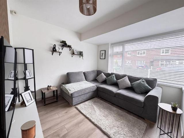 3 bedroom end of terrace house to rent