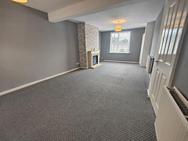 3 bedroom end of terrace house to rent