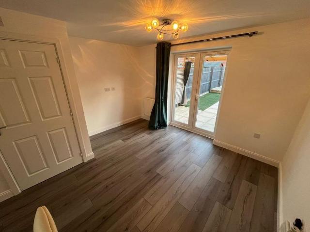 3 bedroom end of terrace house to rent