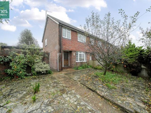 3 bedroom end of terrace house to rent