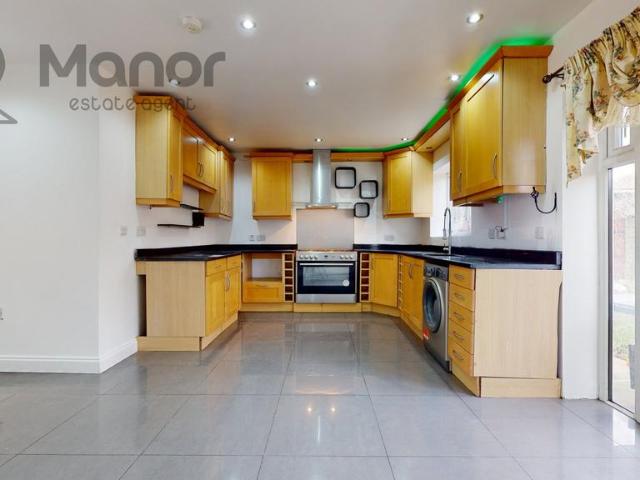 3 bedroom end of terrace house to rent