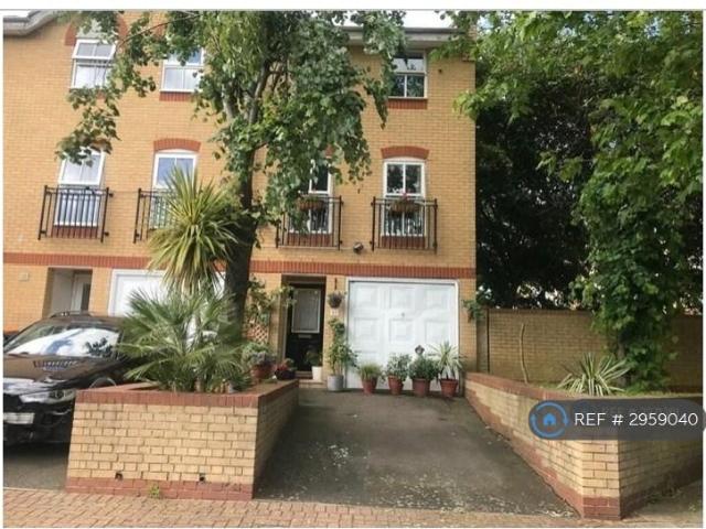 3 bedroom end of terrace house to rent