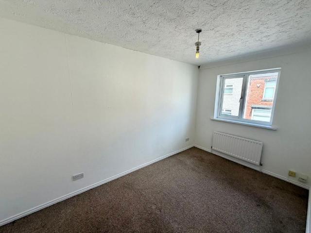 3 bedroom end of terrace house to rent