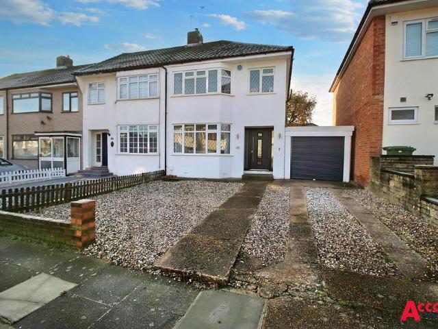 3 bedroom end of terrace house to rent