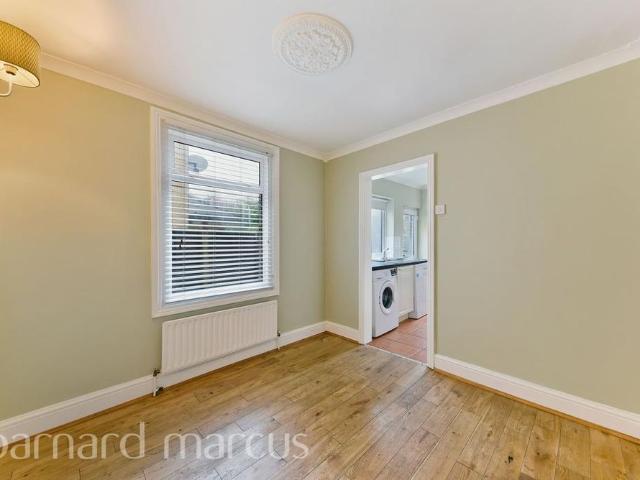3 bedroom end of terrace house to rent