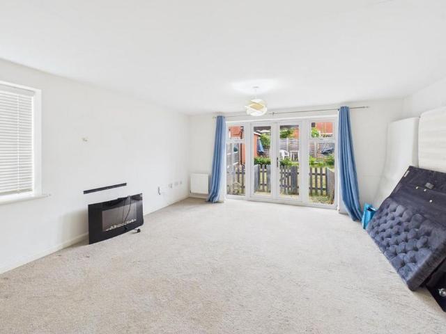 3 bedroom end of terrace house to rent