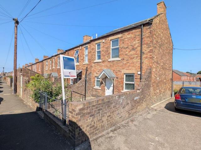 3 bedroom end of terrace house to rent