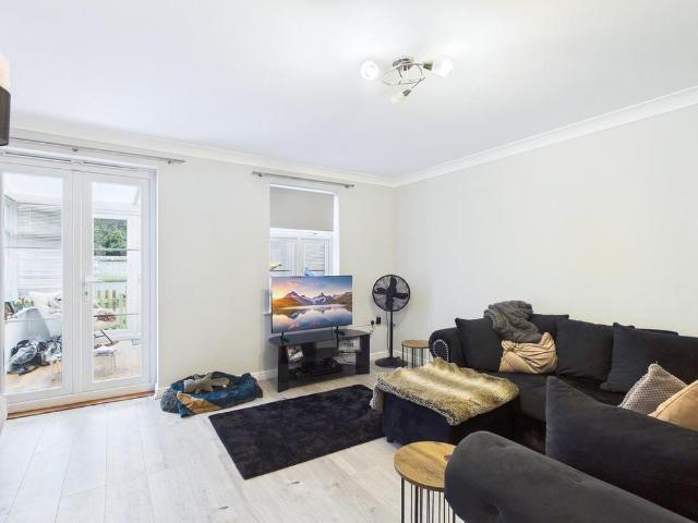 3 bedroom end of terrace house to rent