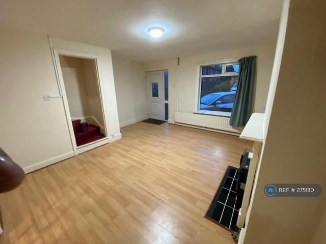 3 bedroom end of terrace house to rent