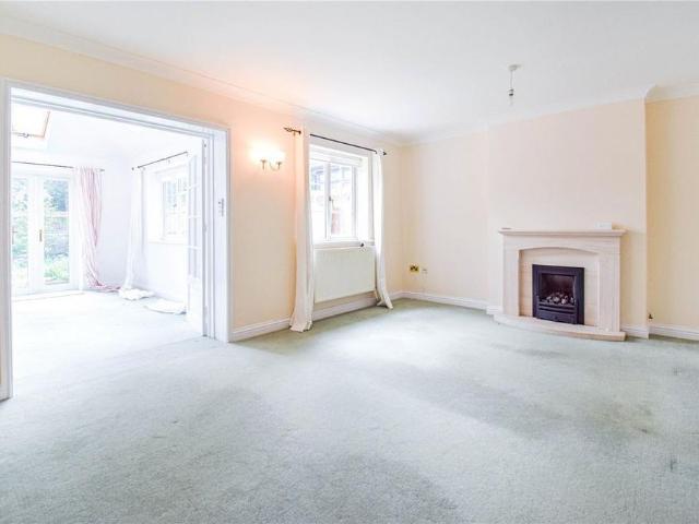 3 bedroom end of terrace house to rent