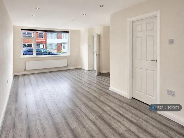 3 bedroom end of terrace house to rent
