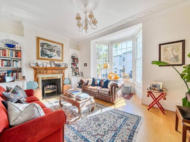 3 bedroom end of terrace house to rent