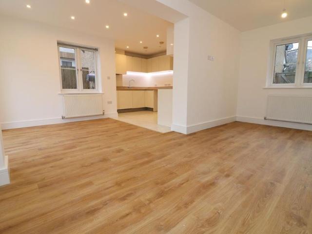 3 bedroom end of terrace house to rent