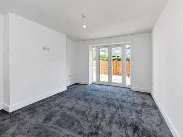 3 bedroom end of terrace house to rent