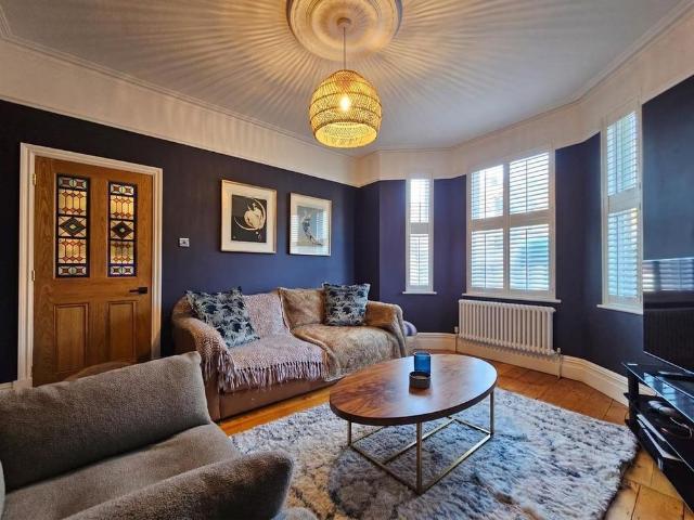 3 bedroom end of terrace house to rent