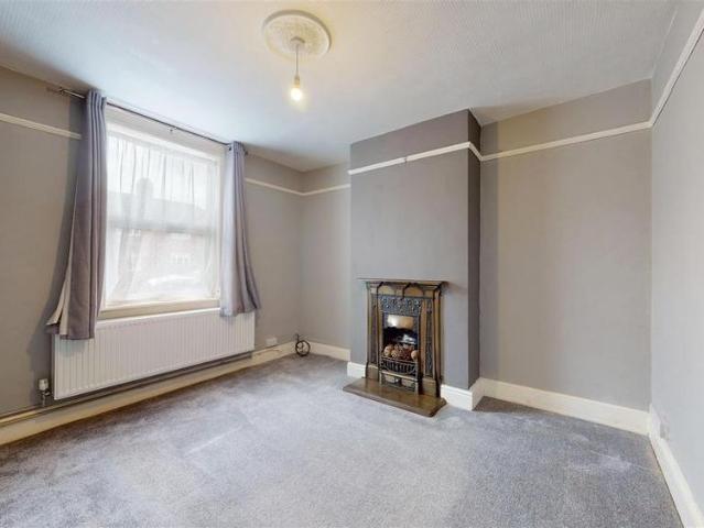 3 bedroom end of terrace house to rent