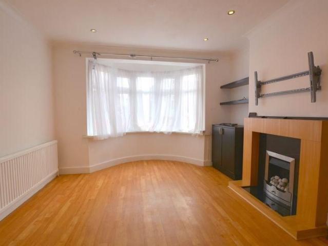 3 bedroom end of terrace house to rent