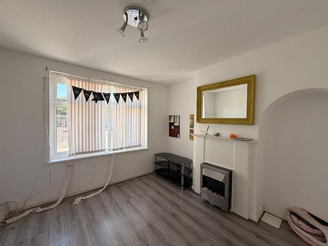 3 bedroom end of terrace house to rent
