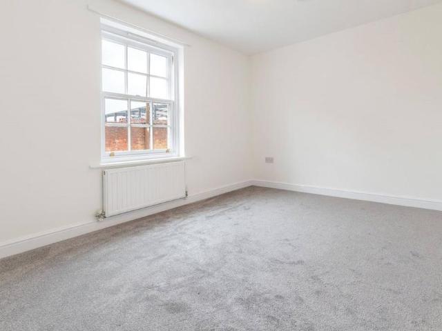3 bedroom end of terrace house to rent