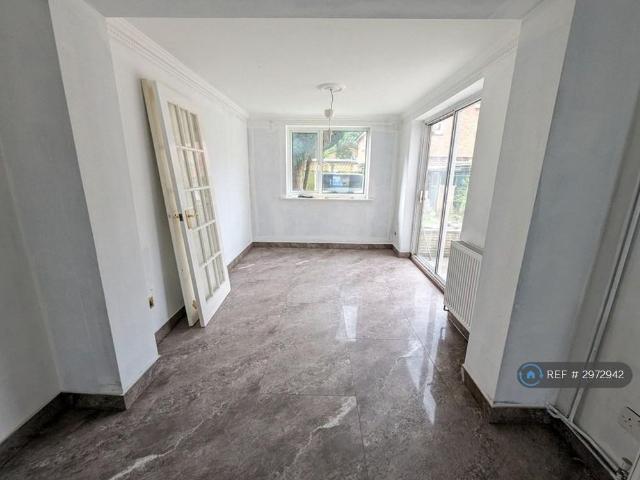 3 bedroom end of terrace house to rent