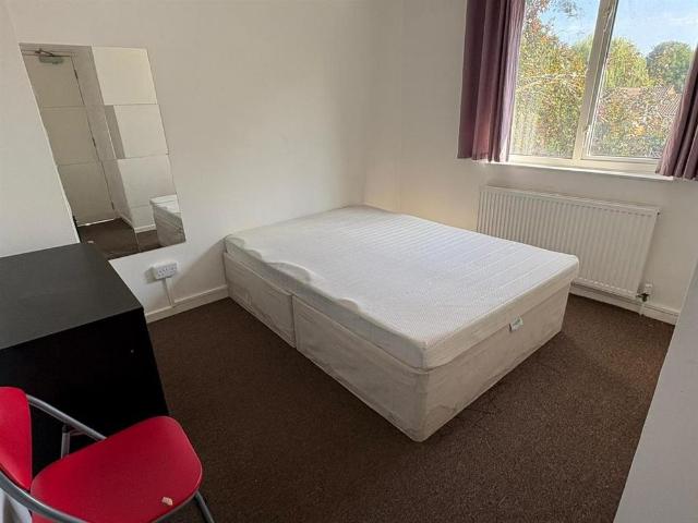 3 bedroom end of terrace house to rent
