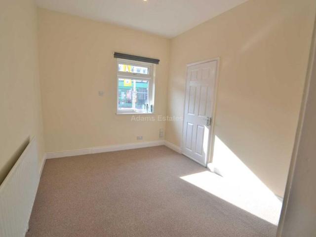 3 bedroom end of terrace house to rent