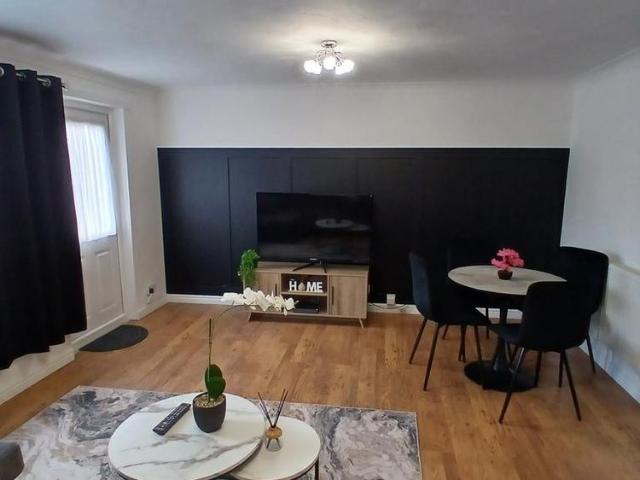 3 bedroom end of terrace house to rent