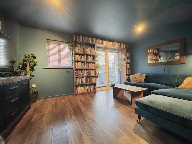3 bedroom end of terrace house to rent